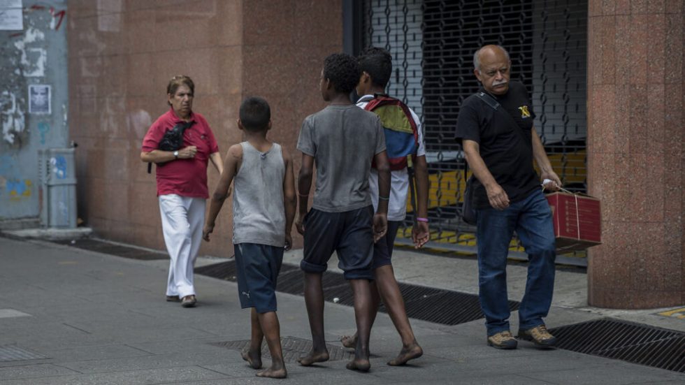 Niños venezolanos en situación de calle, el drama de trabajar para ...